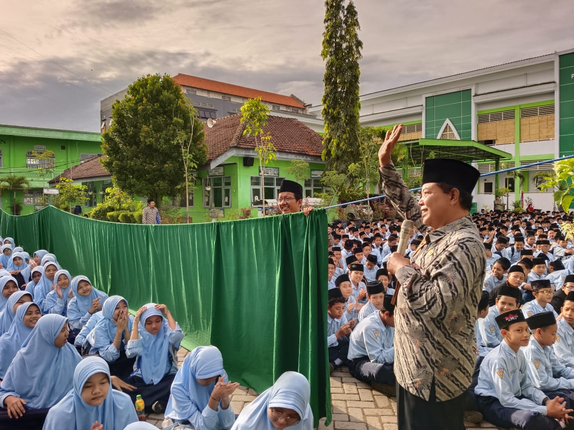 MTsN 3 Jombang Beri Penghargaan Siswa Berprestasi